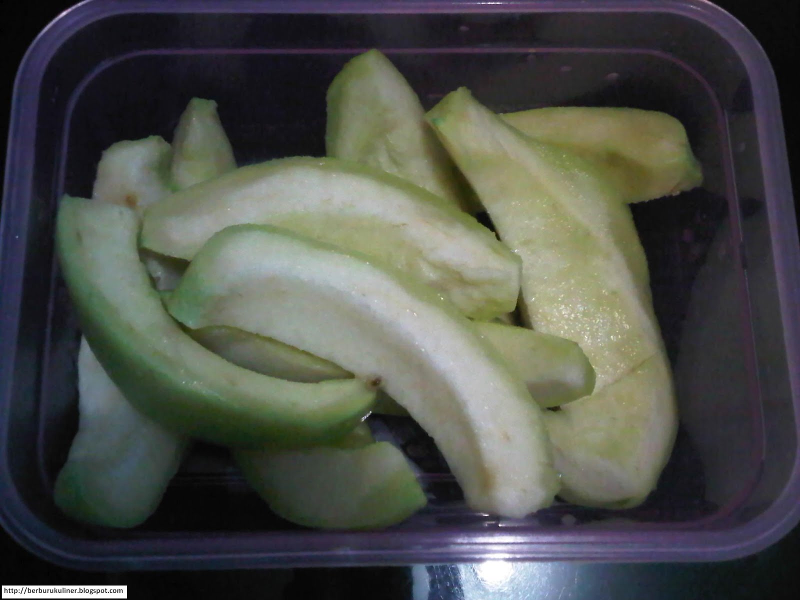 Berburu Kuliner: Manisan Jambu dari Medan