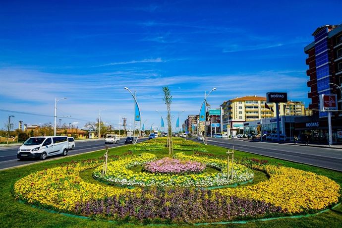 The crews planted over 600,000 tulips all around Turkey’s Malatya