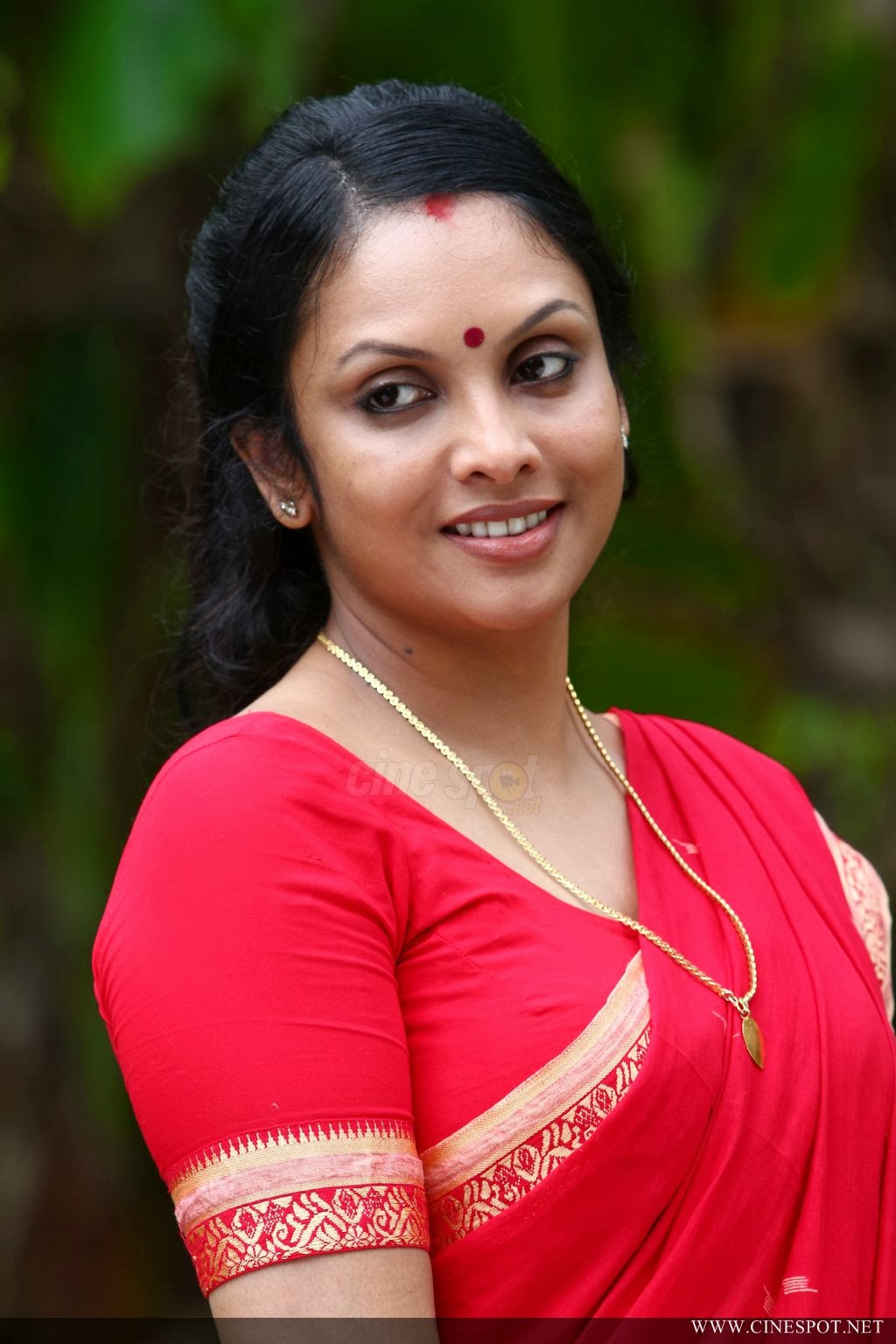.: Mallu actress Jyothirmayi sexy red saree stills,pics