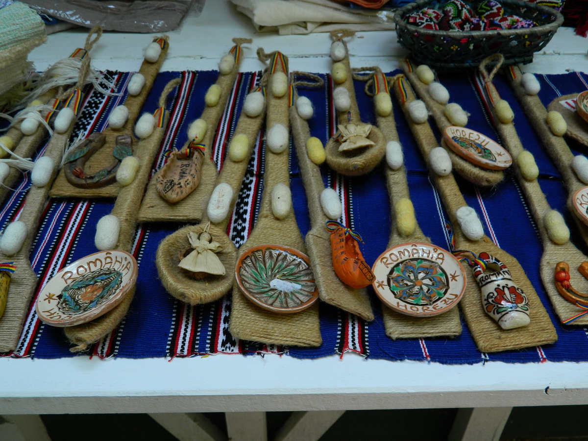 LA MULTI ANI, ROMANIA!: Suveniruri
