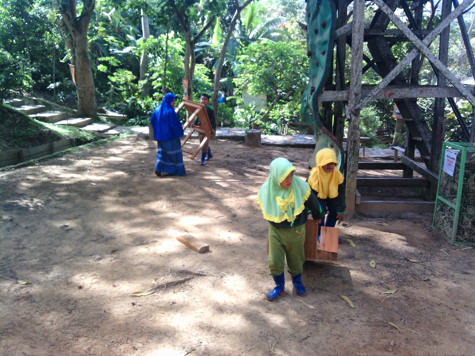 Sekitar Dunia Anak : Serunya Outbond Halang Rintang