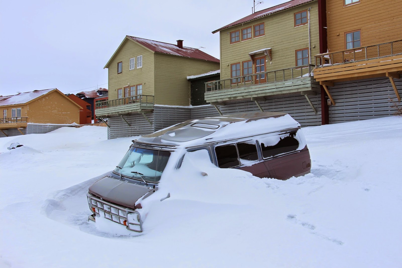 Visitar LONGYEARBYEN, nada mais a norte - A capital das ilhas Svalbard ...