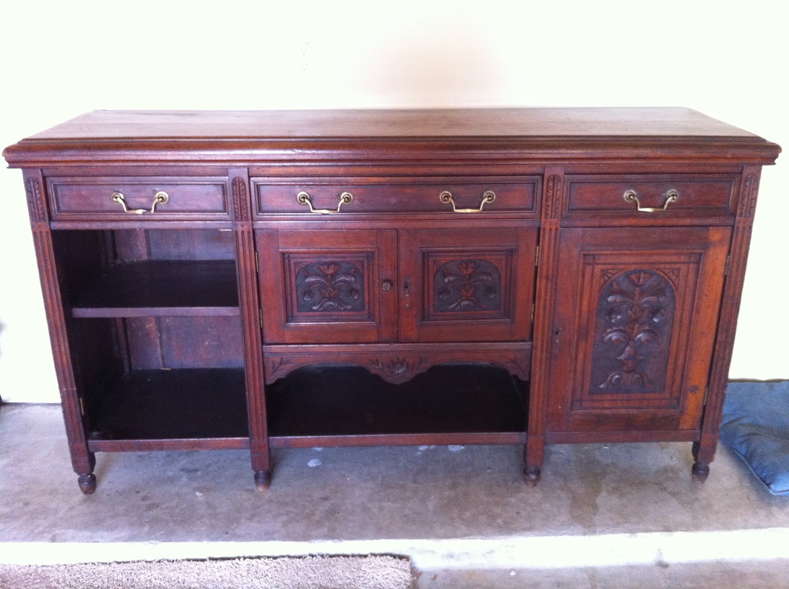 Scrapadoozies: Refinished Buffet using Annie Sloan Chalk Paint