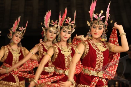 MATERI TUGAS SINGKAT: Contoh Tari Kelompok dan Massal