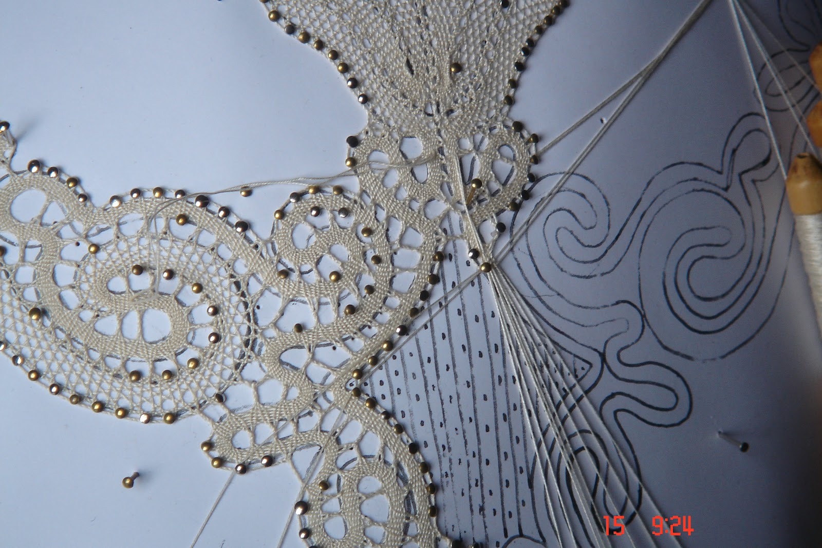 merletti a tombolo: artigiane al lavoro