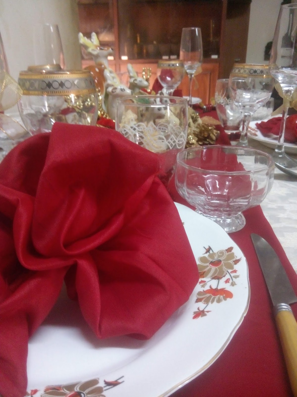 Red themed table for the season:)