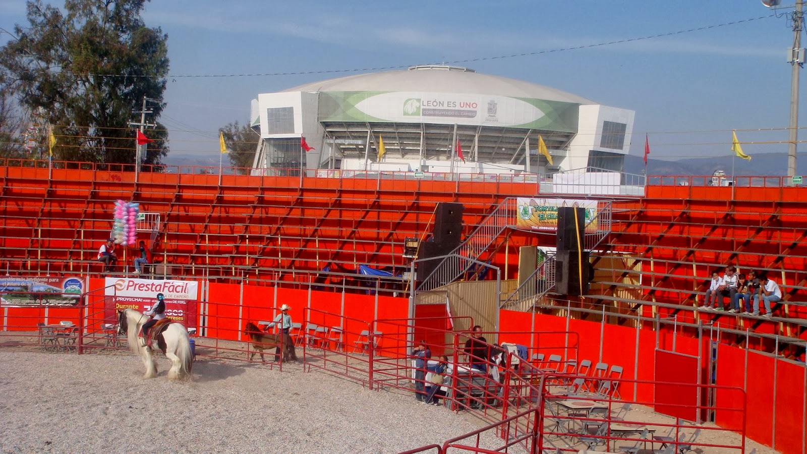 Ciudades mexicanas: Rodeo en Fería de Léon Gto 2014 con sol