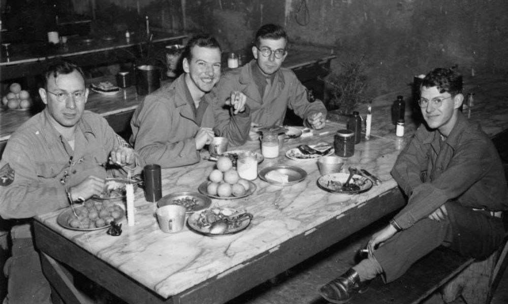 28 Vintage Photographs of Troops Celebrating the Holidays During World ...