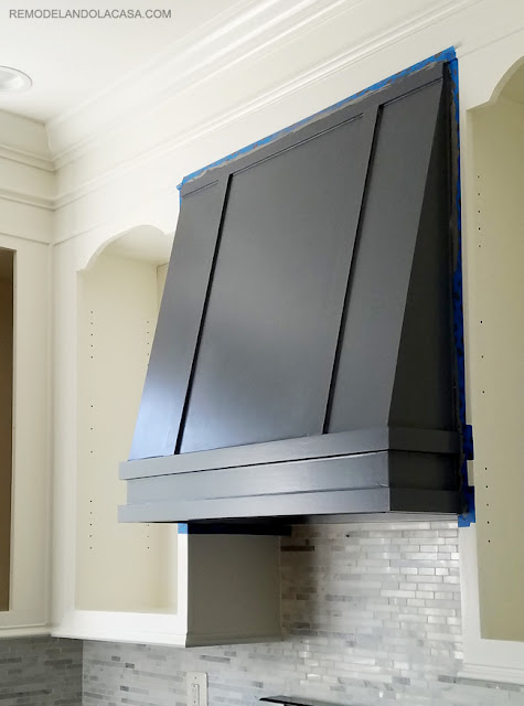 Range Hood with a Farmhouse Look - Remodelando la Casa