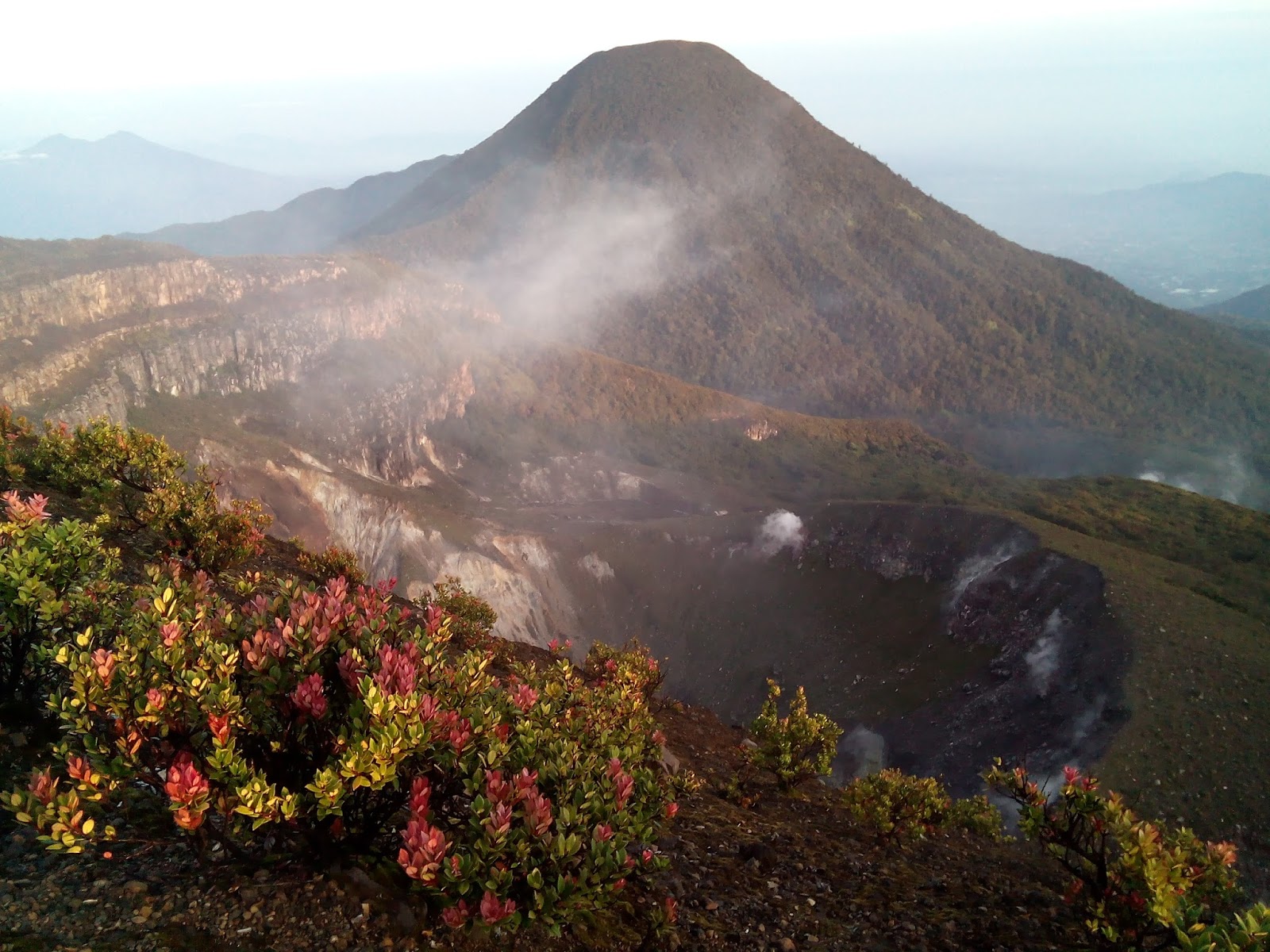 Pemandangan yang WOW KEREN dari Gunung Gede
