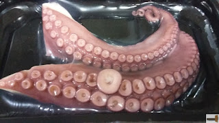 Pulpo a la plancha con patata chascada, piñones, y polvo de quicos ...