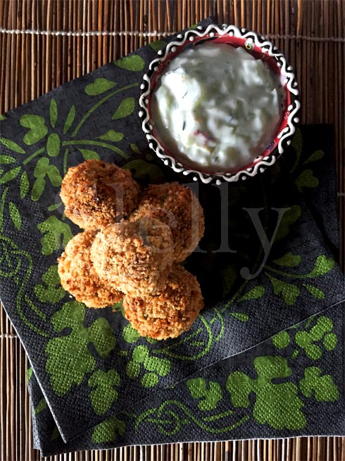 SALMONETTE - Polpette di salmone affumicato con salsa di yogurt e cetriolo