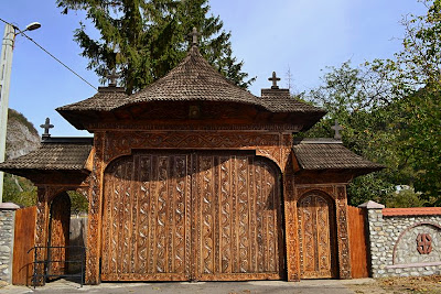 Poarta+sculptata+in+lemn-+Manastirea+Polovragi.JPG