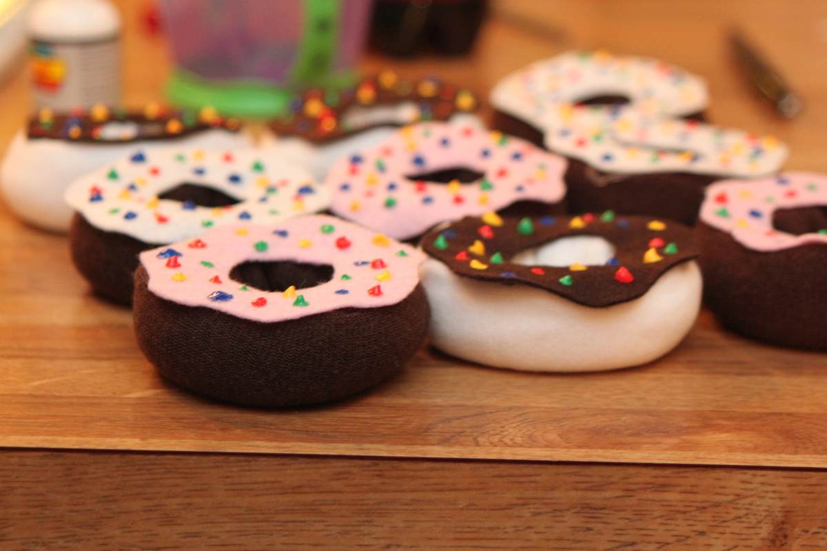 Hey it's the Griders!: DIY Felt Bag of Donuts