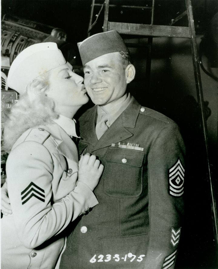 World War II in Pictures: Kissing During World War II