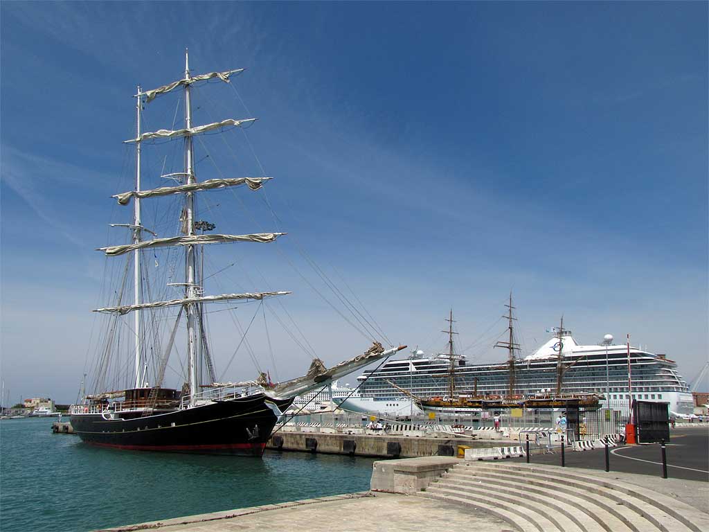 Livorno Daily Photo: Italia and Vespucci