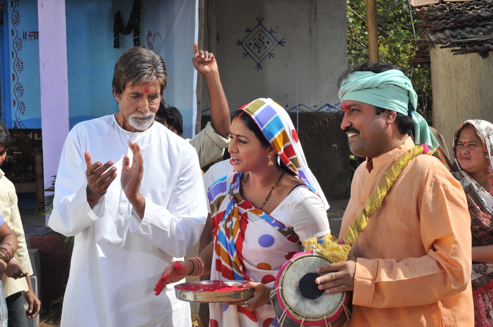 BOLLYWOOD AAINA : Amitabh and Jaya shoot Holi song for Gangadevi