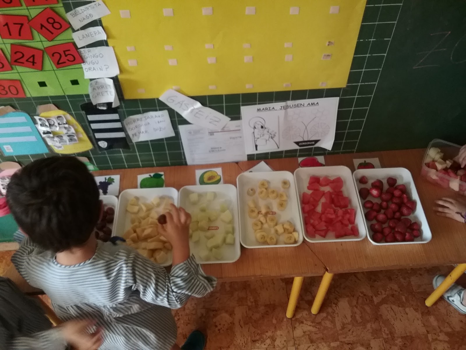 ENEBLOGGA: JUGANDO CON LA FRUTA