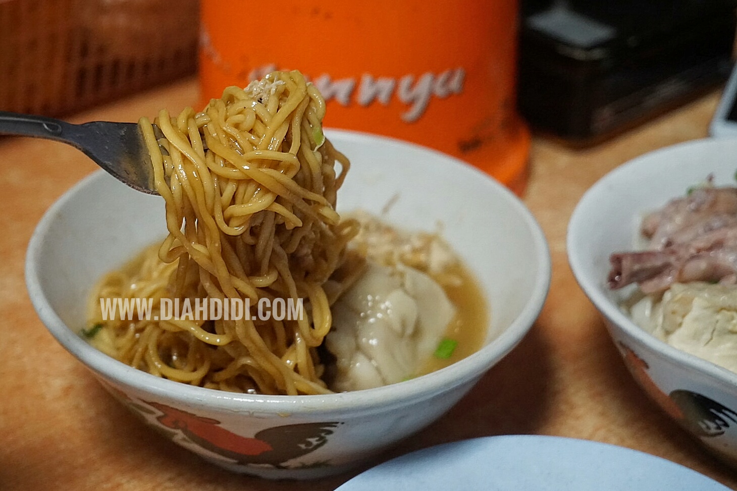 Diah Didi's Kitchen: Mencicipi Mie Baso Akung bandung yang terkenal...