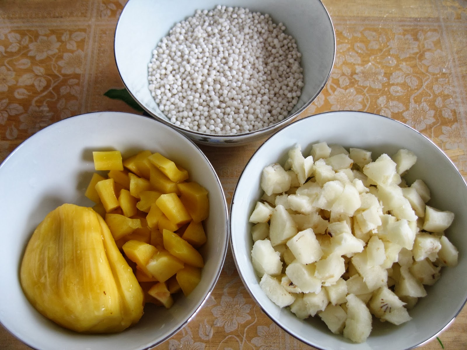 Sumptuous Flavours: Red Ruby Dessert (Tub Tim Krob)