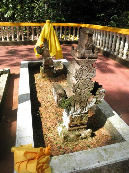 SENI LAMA MELAYU (MALAY OLDEN ART): Makam (Tomb of) Daeng Chelak