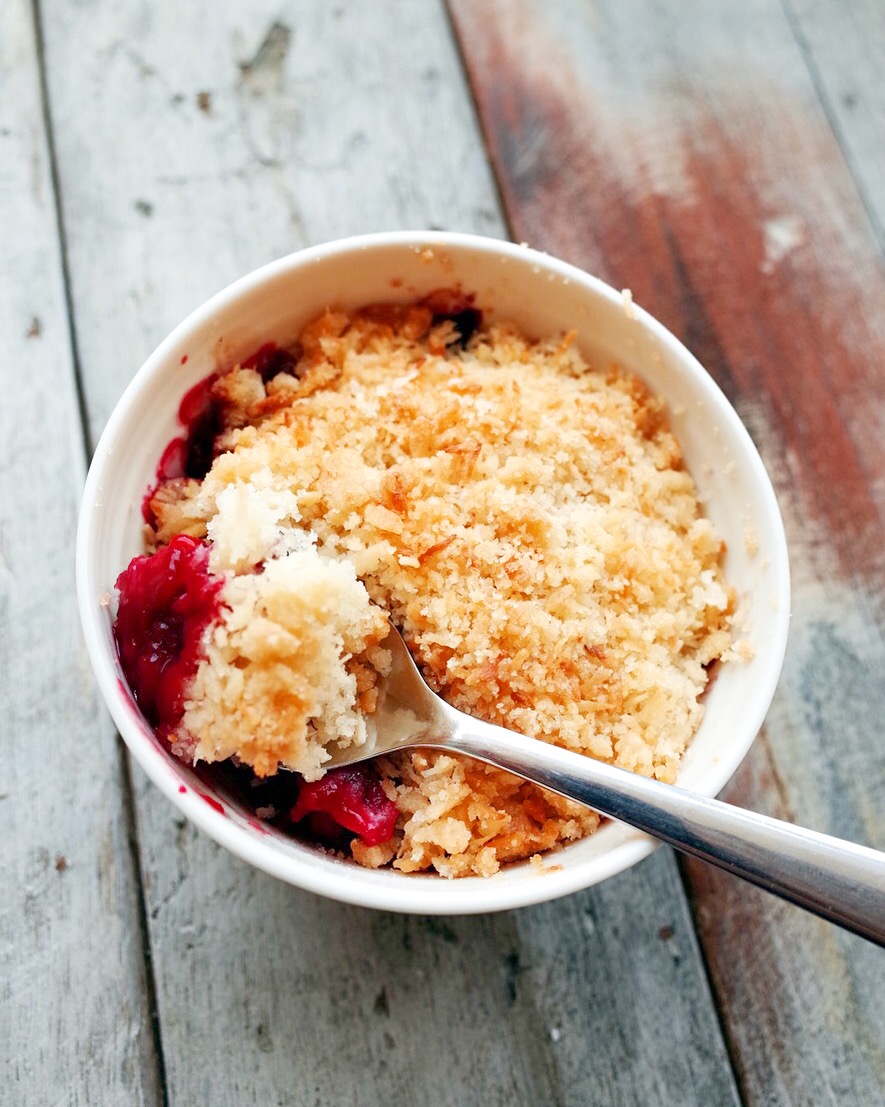 Petits crumbles aux fruits rouges et noix de coco - Pétille
