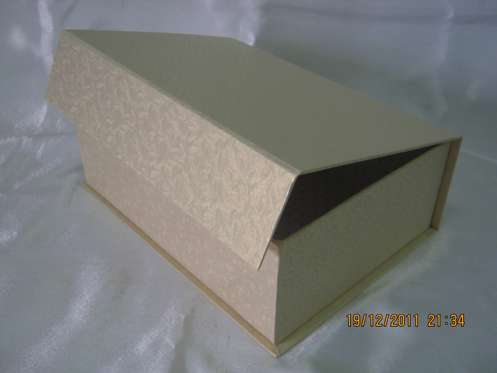 Singapore Gift Boxes: Golden color flip cover box