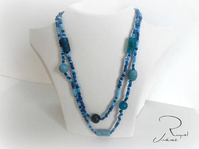 COLLAR LARGO EN TONOS AZULES DE PIEDRA NATURAL