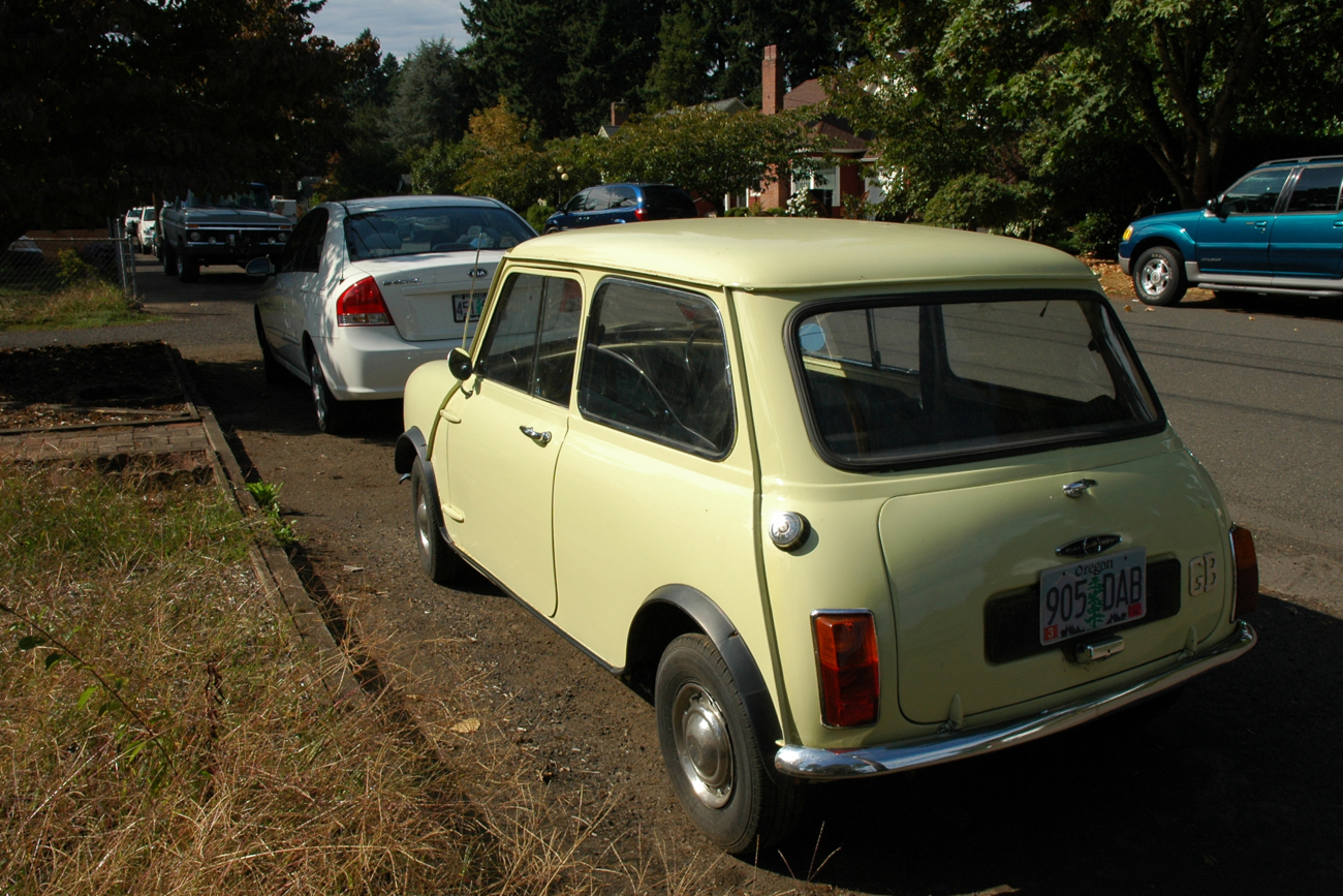 OLD PARKED CARS.: 1968 Austin Mini Mark II.