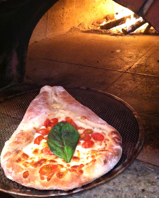 ROSTI TUSCAN KITCHEN: Una Racchetta: Half Pizza Half Calzone