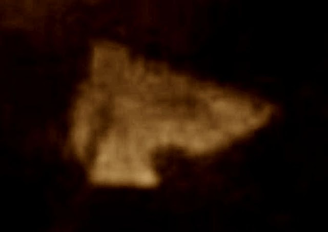 Strange triangular object photographed over Yemen - Mar 7, 2013