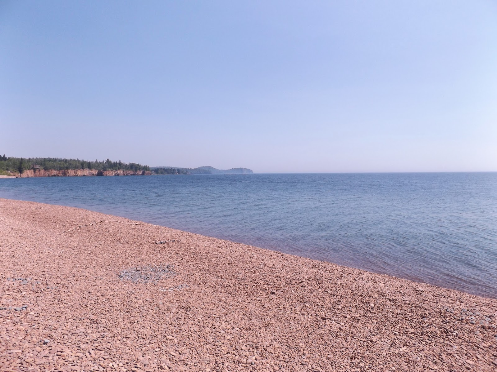 Day Hiking Trails: Photo album of North Shore pink rock beach