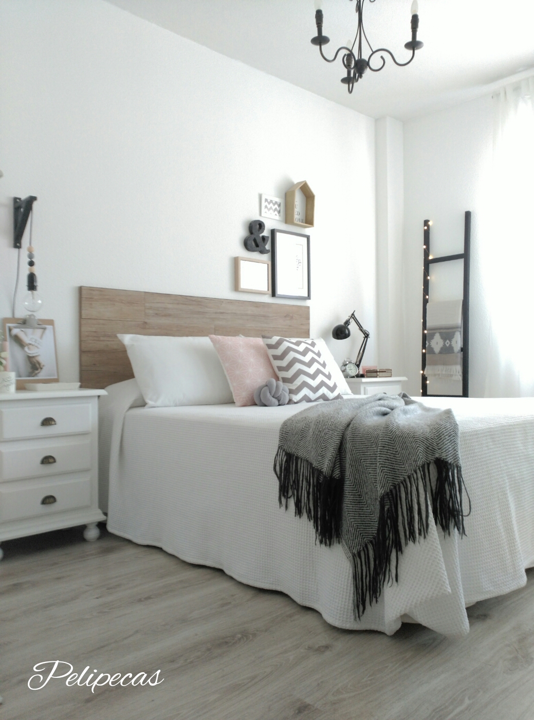 De visita a: La habitación de Almudena - Blanco y de madera