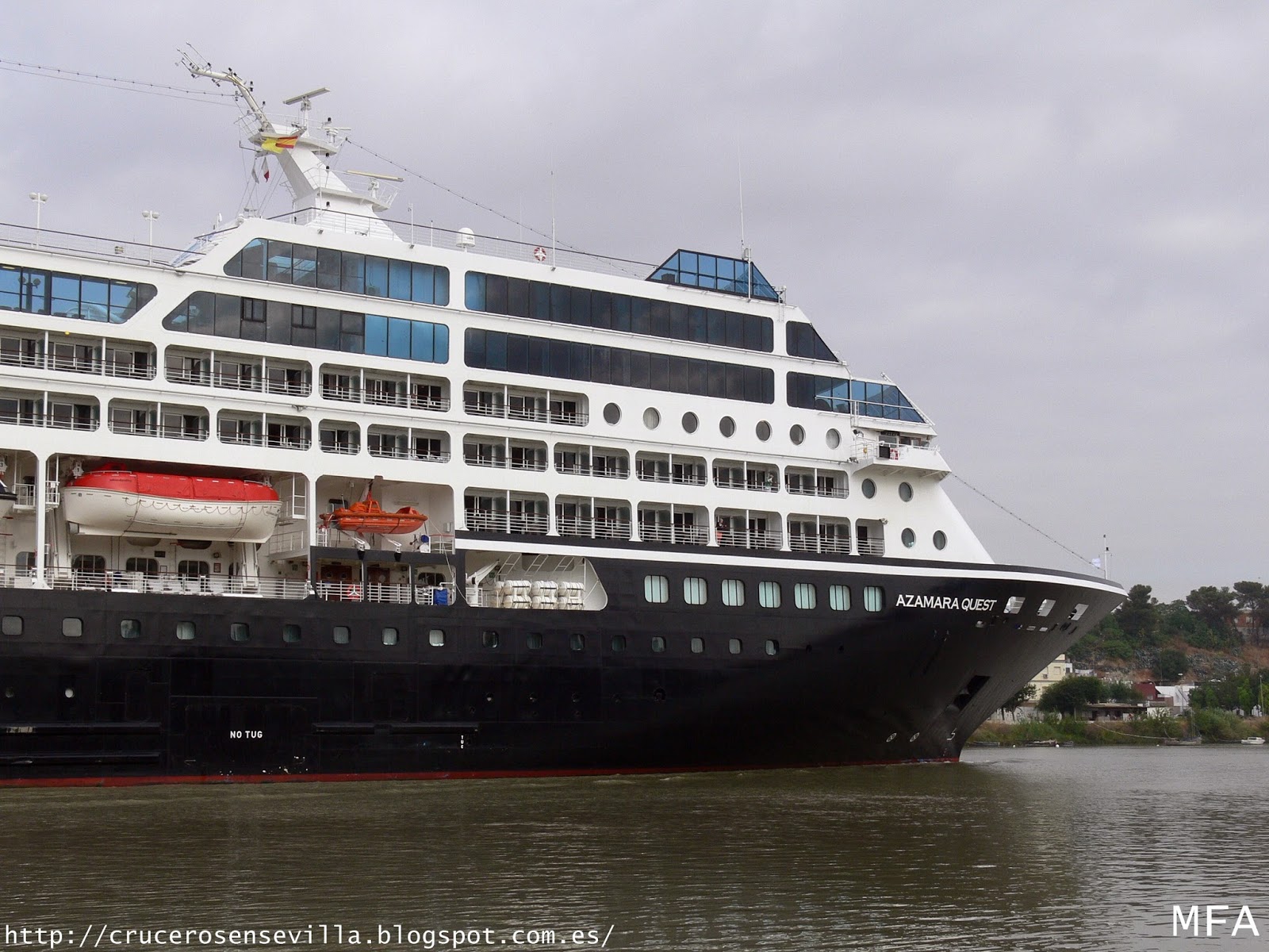 Cruceros en Sevilla: Azamara Quest navegando por el río Guadalquivir