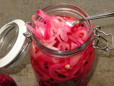 Simplement entre nous: Oignons rouges marinés