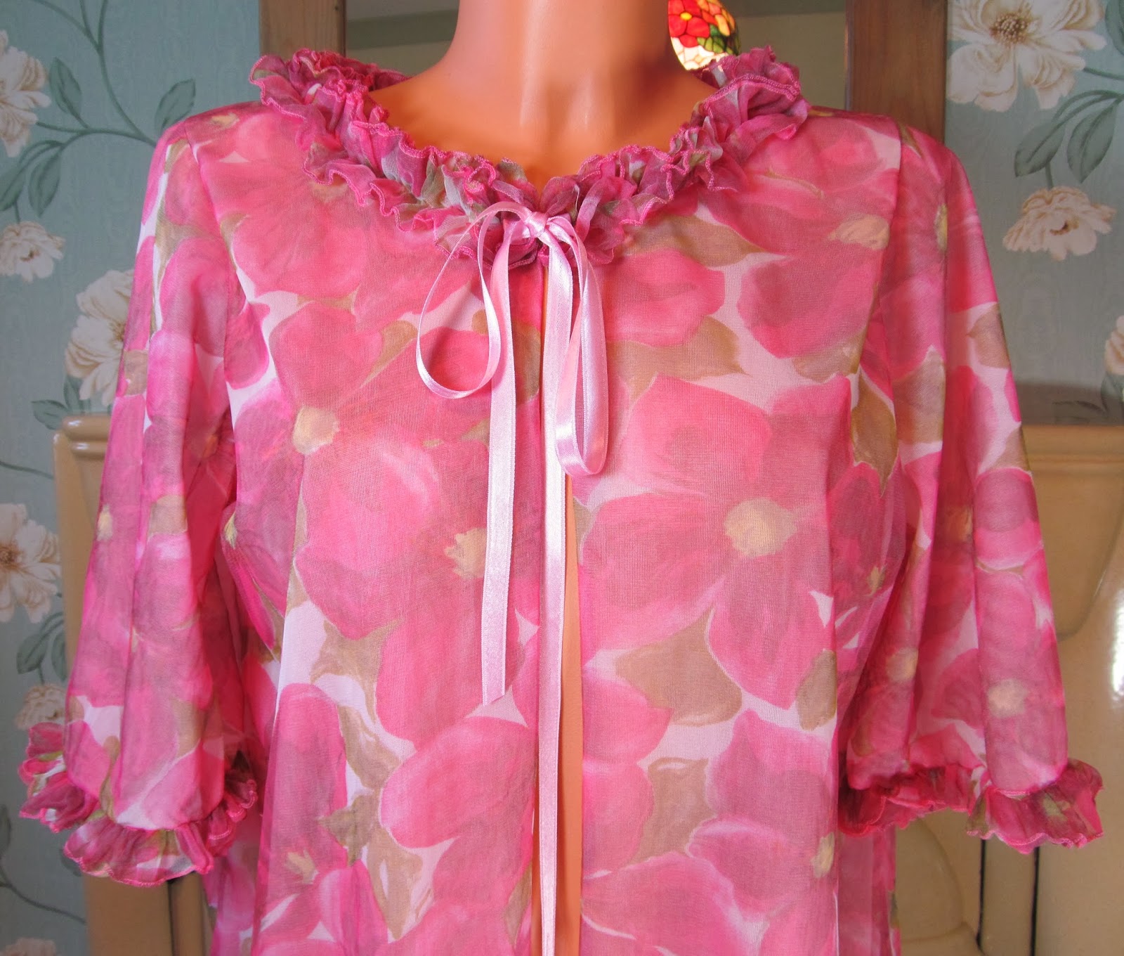 VTG GLAM PINKS 2 PLY SISSY CHIFFON FRILLY PEIGNOIR NIGHTIE OVER BED JKT ...