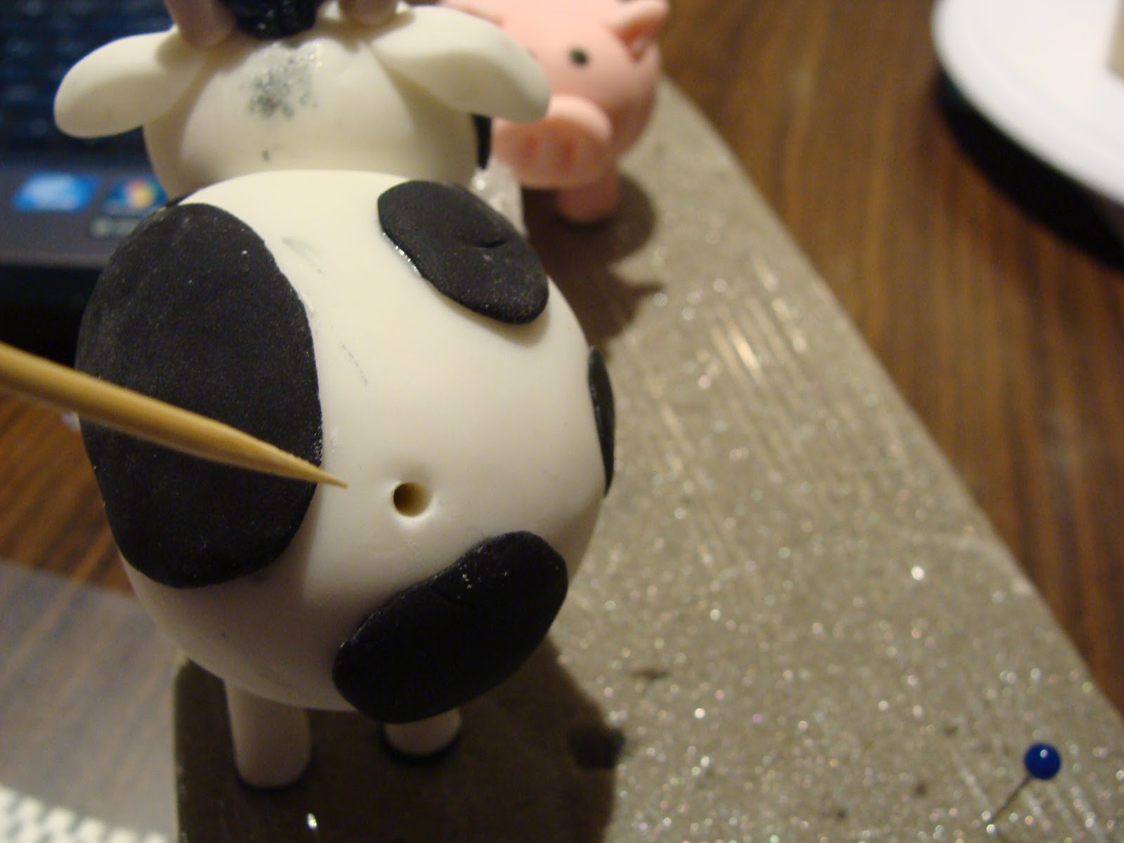 Arbitrary Creations: gumpaste cow tutorial