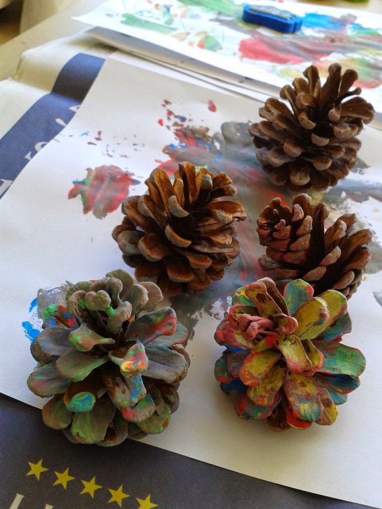 Loukoumiaou: Pommes de pin à paillettes et coloriage de printemps