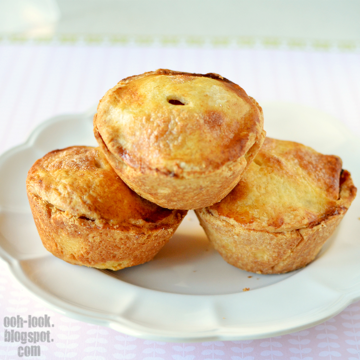 Ooh, Look...: Apple and Pear Pies beware the hungry cat