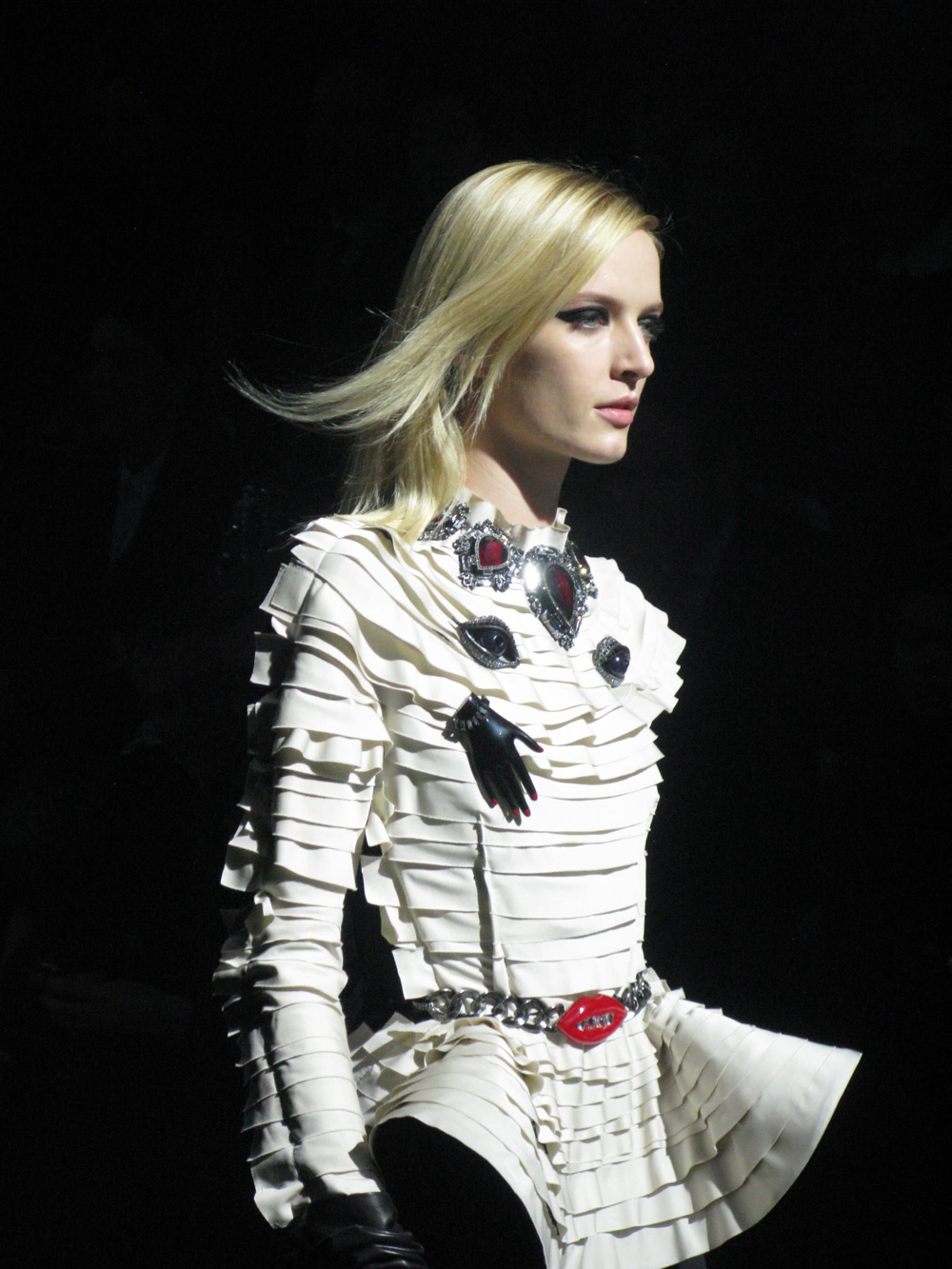 A CLOSET FULL OF CLOTHES AND NOTHING TO WEAR: Paris Fashion Week Fall ...