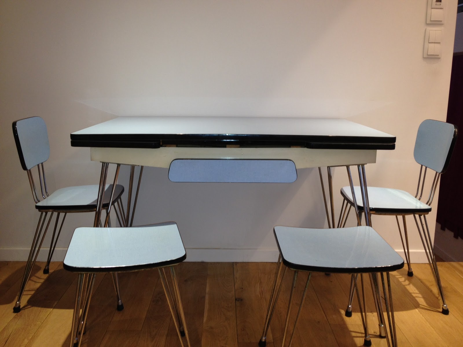 BROCANDESIGN: Table Formica, ses 2 chaises et ses 2 tabourets