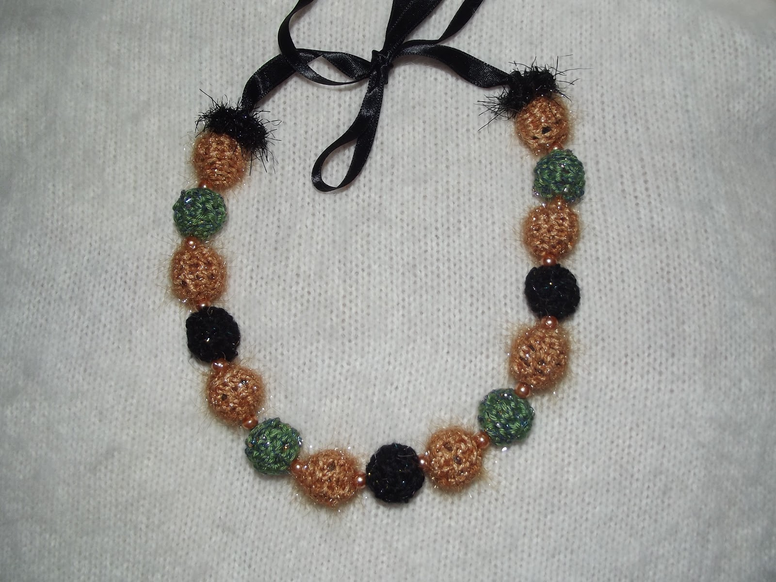 Bijuterii lucrate manual: Coliere margele crosetate