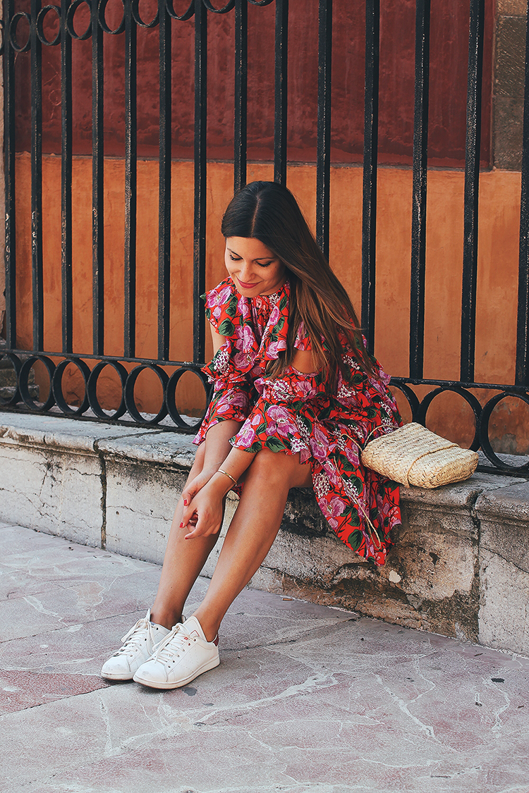 Vestido de flores, bolso de rafia y zapatillas | Blog de Moda | LITTLE ...
