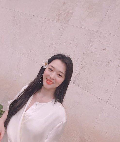 Sulli seems to be feeling better in latest photo updates