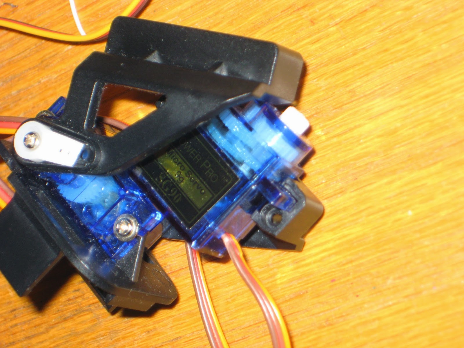 Wise time with Arduino: How to assemble the 2-servo mini pan-tilt kit