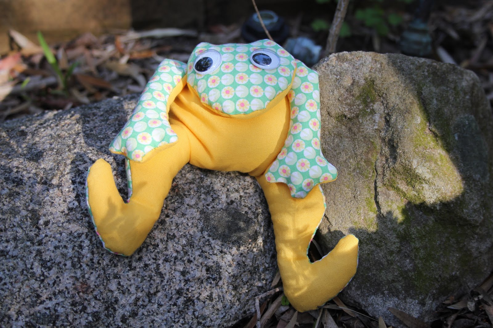 Bugs and Fishes by Lupin: Guest Post: Fabric Frog Tutorial