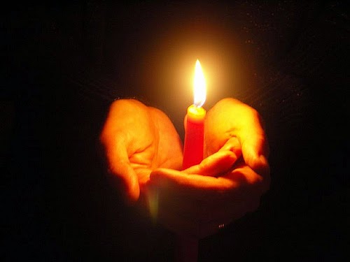 Univers spiritual: LUMINA DE LA CANDELE ŞI LUMÂNĂRI ESTE CHIPUL LUMINII ...