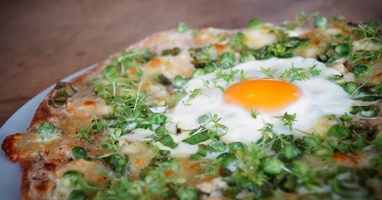 (no) plain Vanilla Kitchen: Pizza mit Ei, Erbsen und Mozzarella