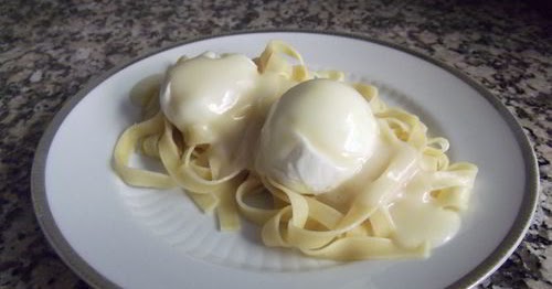 Nidos de pasta con huevo y salsa velouté