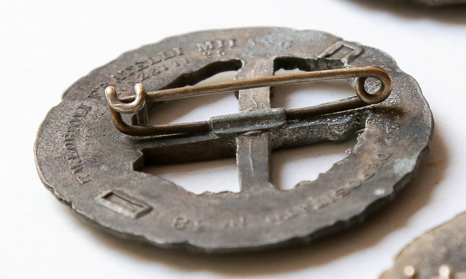 Storie e Foto: Confronto tra varianti dei distintivi commemorativi per ...